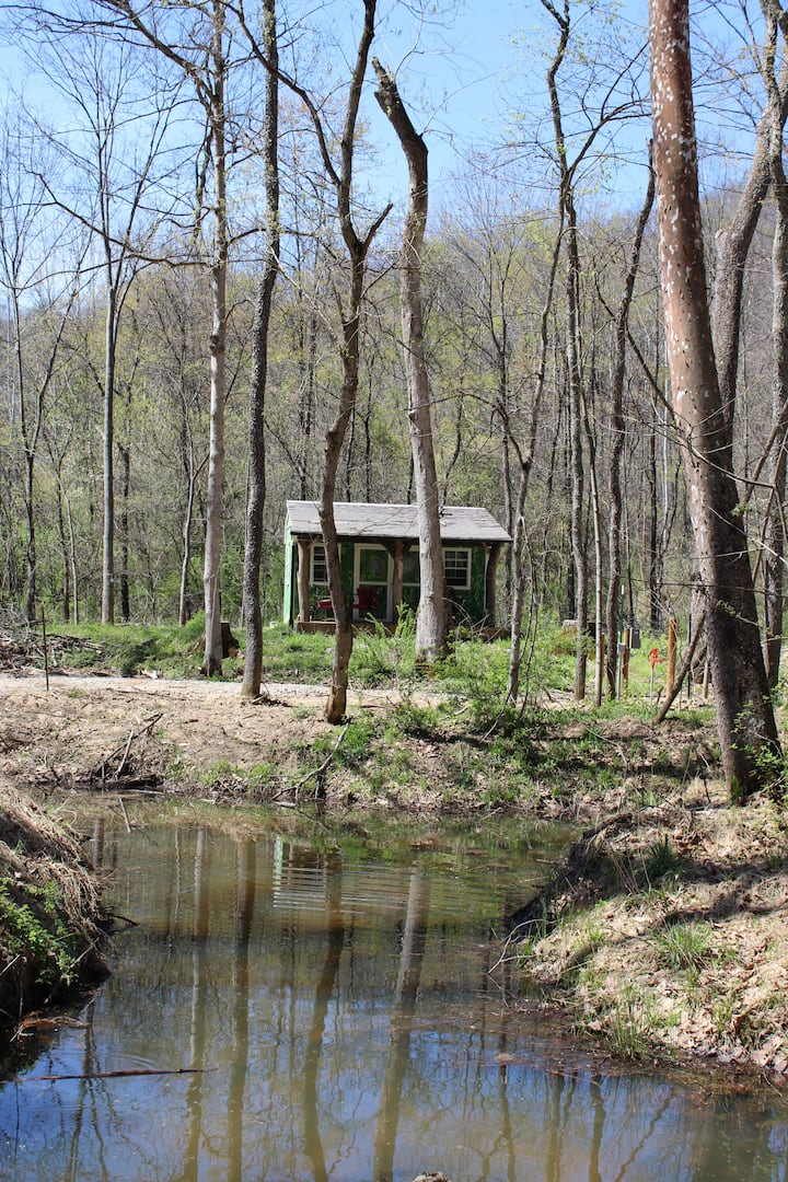 Tiny "Topiary" Cabin In The Forest - Athens, OH
