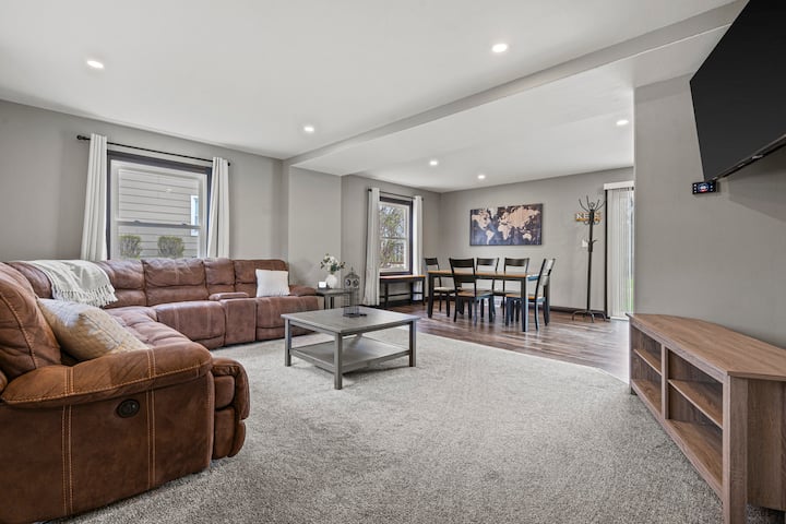 Waukesha 3br | Private Parking | In Unit Laundry| - Waukesha, WI