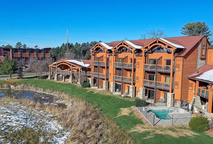 Adventure Trails: Peaceful Golf View Getaway+hotub - Wisconsin Dells, WI