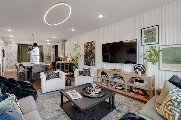 Luxury Rooftop Retreat - Hot Tub - 5 Mins Broadway - United States