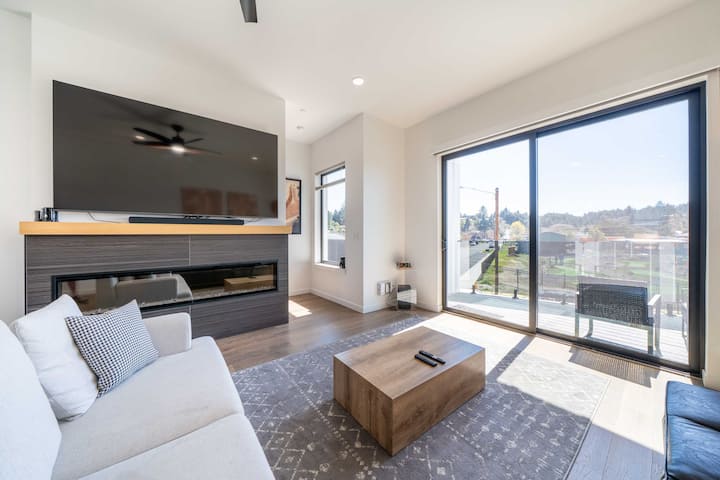 Alsea Bay View Townhome, Walk To Town + Hot Tub - Waldport, OR