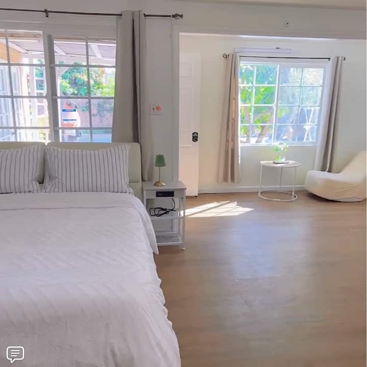 West Covina优选整套｜独立进出｜卧室king+客厅queen床可住4人｜院内停车｜安静舒适 - Azusa, CA