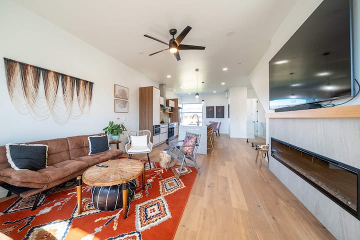 Boho Waldport Retreat + Bay Views, Hot Tub, Bbq - Waldport, OR