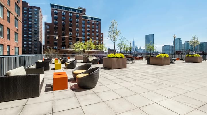 Spacious 3br/2ba. Wi-fi, Patio & Gym Steps Away - Jersey City, NJ