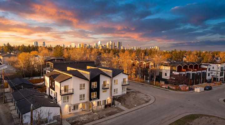 Entire Suite King Bed Near Sandy Beach Park / D.t - Calgary