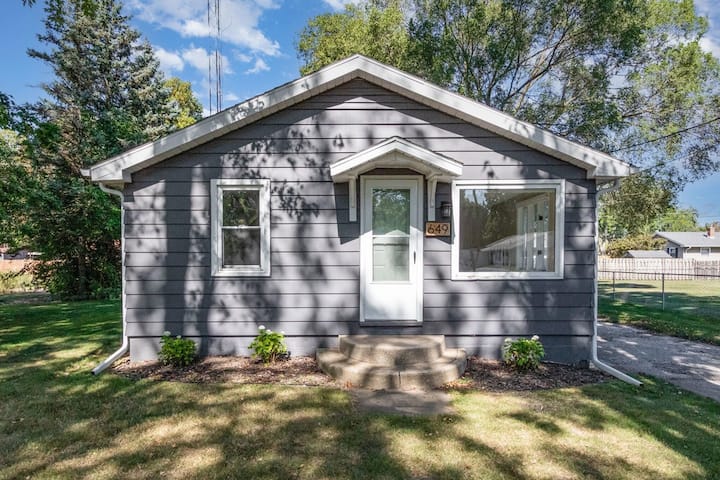 St. Joseph 2-bedroom Furnished Bungalow (30+ Days) - Stevensville, MI
