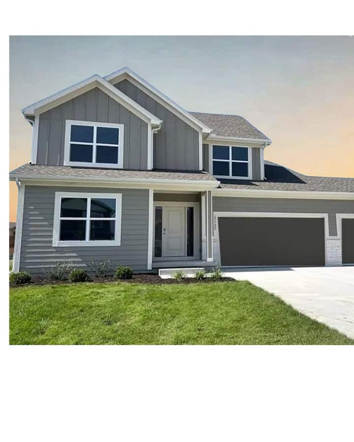 5br World Cup Home For 12 W/ Pool Access - Spring Hill, KS