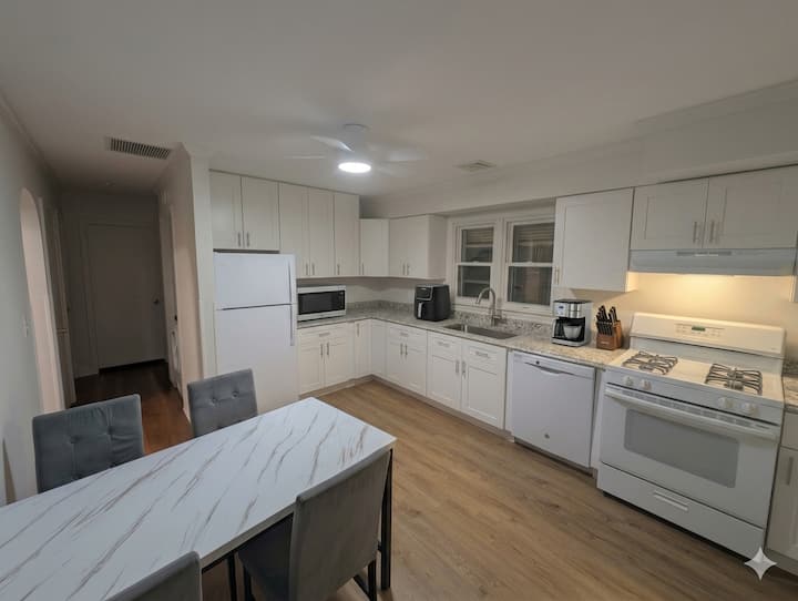 Cozy Cape Pristine Location - Stony Brook