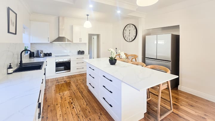 Comeback On Coleman: Sunlit Art Deco Wagga Home - Wagga Wagga