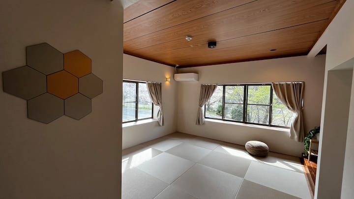 子どもも楽しめる屋内キッズスペース完備のカフェ併設型　旧旅館を再生したSakadone(くるみ) - Ina