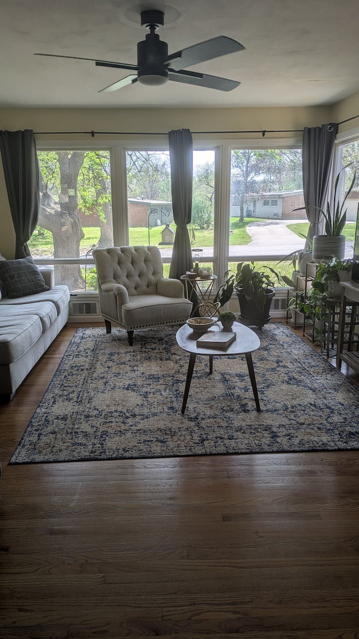 Charming 1950s Home Minutes From Downtown. - Gladstone, MO