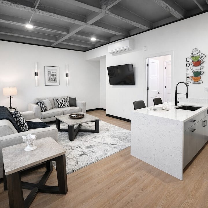 The Lux Capital Skyrise 28 | Gym+ Lounge+work - Auburn Hills, MI