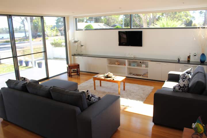 Relax At The Ultimate Beachfront Location - Strahan