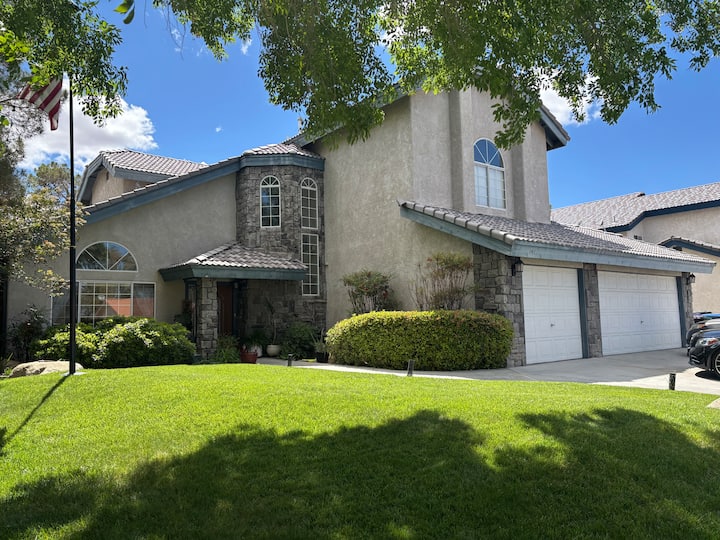 Beautiful 3-bedroom, 2-bathroom Retreat House. - Ridgecrest, CA