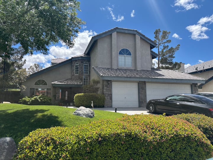 Beautiful 3-bedroom, 2-bathroom Retreat House. - Ridgecrest, CA