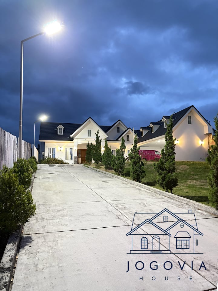 Jogovia House With Pool At Center Of Garut - Garut