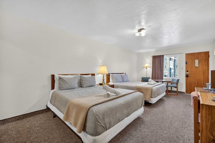 Eagle Motel - Room 108 - Manitou Springs, CO