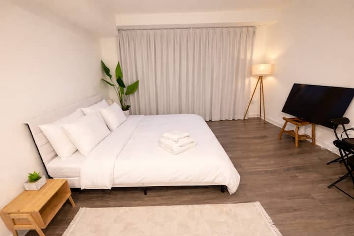 New Condo | King Bed | Free Parking | Super Host - 西好萊塢