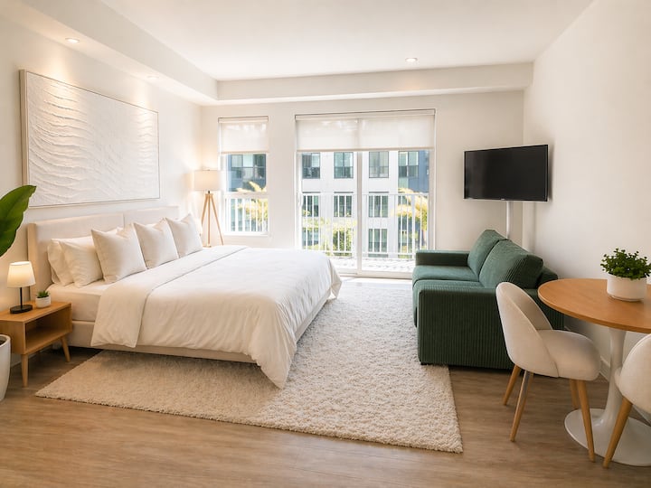 New Condo| King Bed | Parking | No Fees | Balcony - Jefferson Park - Los Angeles