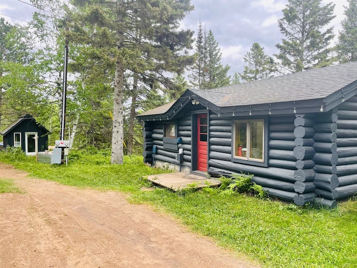 North Shore Tiny Log Cabin + Bunkhouse Retreat - Temperance River State Park, Schroeder
