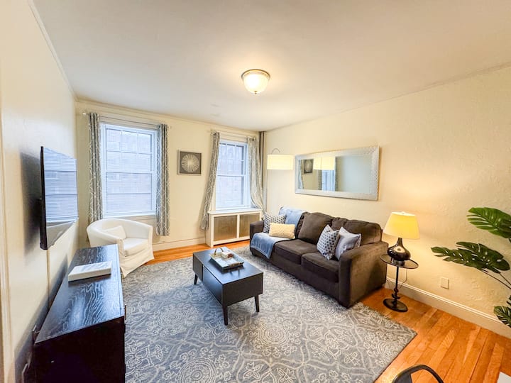 Sun-filled Unit, Elevator, Pool, Boston College - Newton, MA