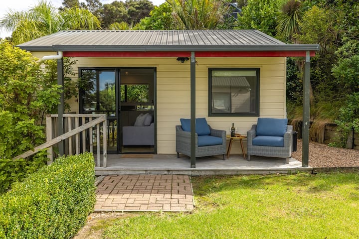 Little O Hideaway — Walk To The Beach - Waiheke Island