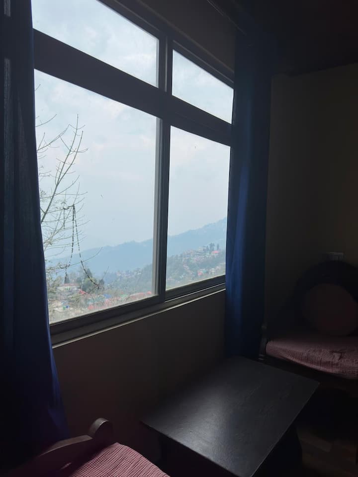 Jimbu Homestay By Explorewide | Bonfire & Views - Darjeeling