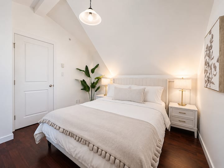 Stylish 2br Laneway Near Skytrain | Outdoor Dining - Burnaby