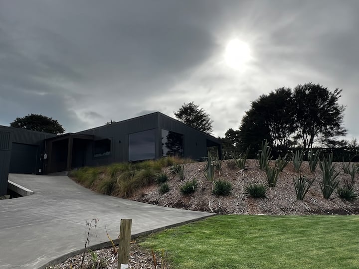 Modern Raglan Stay – Stylish & Spacious - Raglan