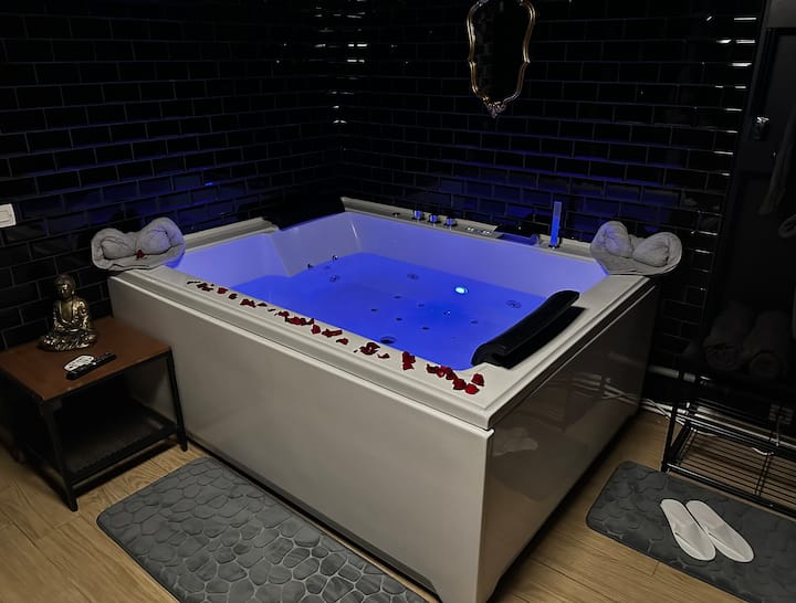 Jolie Nid D'amour Ciné Et Jacuzzi - Compiègne