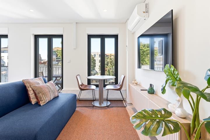 Modern Boavista Studio | Metro & Balcony - Porto