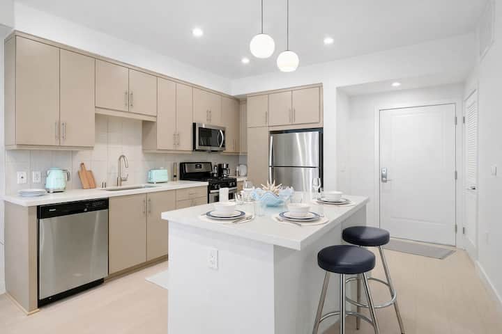 Elegant Apartment With Mountain Views - Laguna Beach, CA