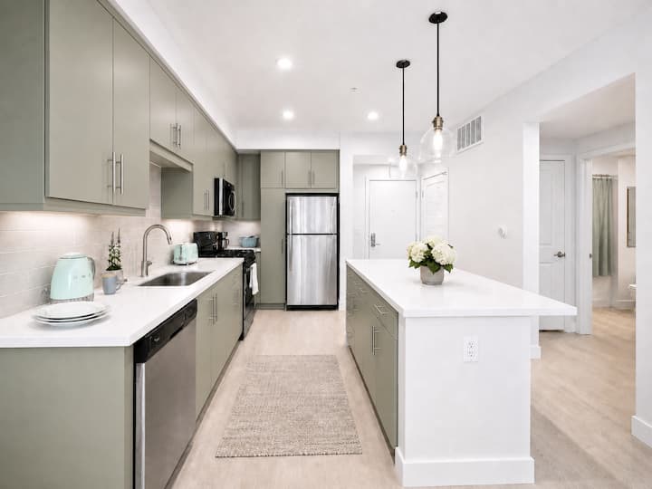 Modern Apartment With Gorgeous Views - Aliso Viejo, CA