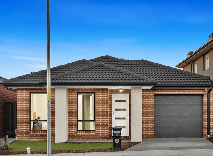 Peaceful, Bright And Modern Home In Berwick - Clyde North