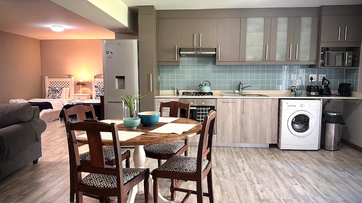 Tranquil Spacious Family Self Cater Flat, Nahoon - East London