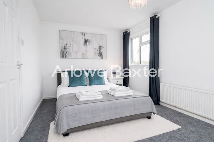 Bright 4-bed Home In Basingstoke - Basingstoke