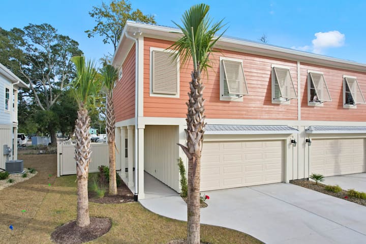 Peachy Palms Retreat-fenced Yard, Garage, Pool - Murrells Inlet, SC