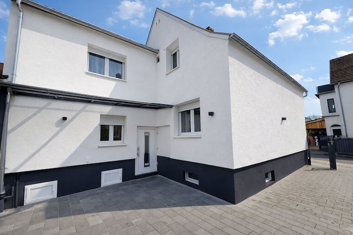Frankfurt Airport View 6 Bedroom House - Raunheim