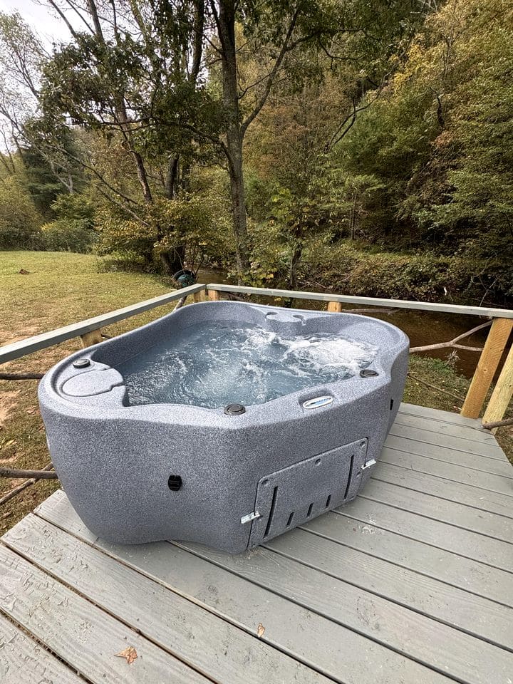 Cozy Bear By The Creek With A Hot Tub - Hillsville, VA