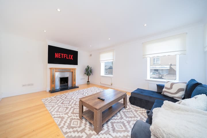 Modern Cosy Home W/ Stylish Interior Passthekeys - Mill Hill