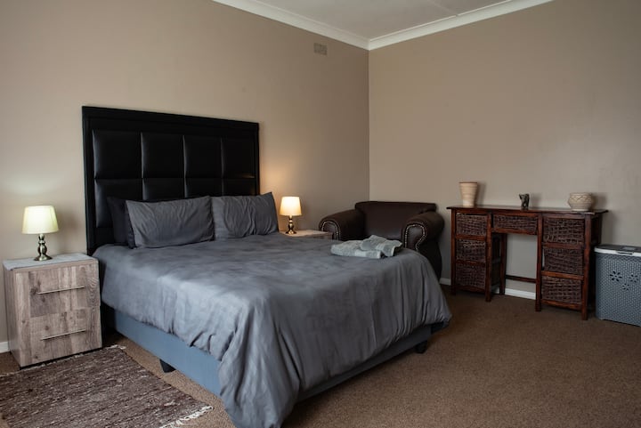 Rusty Estate 5 - Three Bedroom Family En Suite - Emalahleni