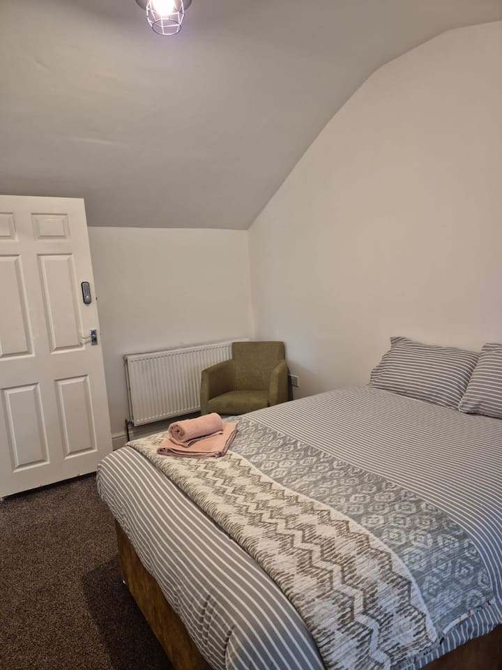 4 Bedrooms 2 Baths Entire Place - Stafford, UK