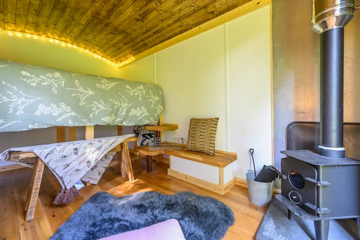 Fern And Willow.
Beautiful Shepherd Huts To Let. - Barnstaple
