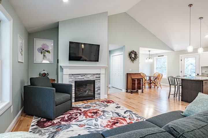 New! Charming 2-bedroom In Beautiful Freeport! - Freeport, ME
