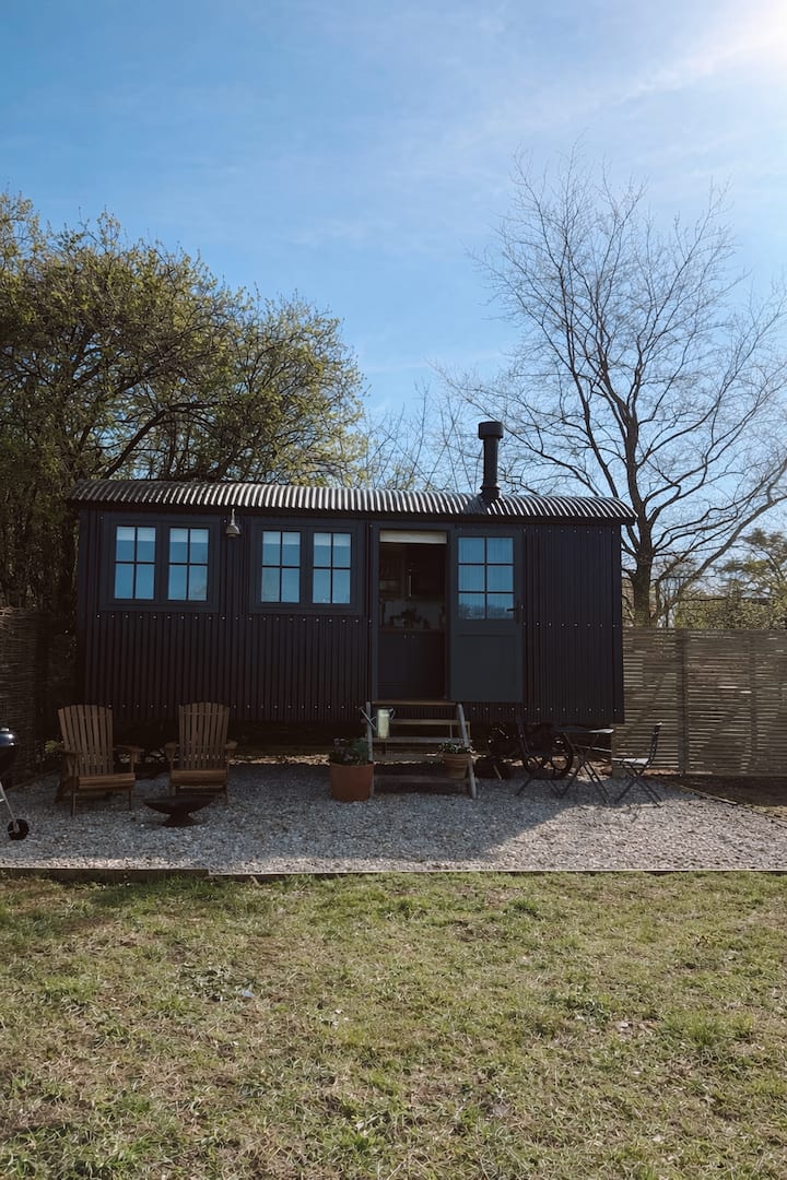 The Hide - Luxury Shepherd’s Hut In The Cotswolds - Bibury