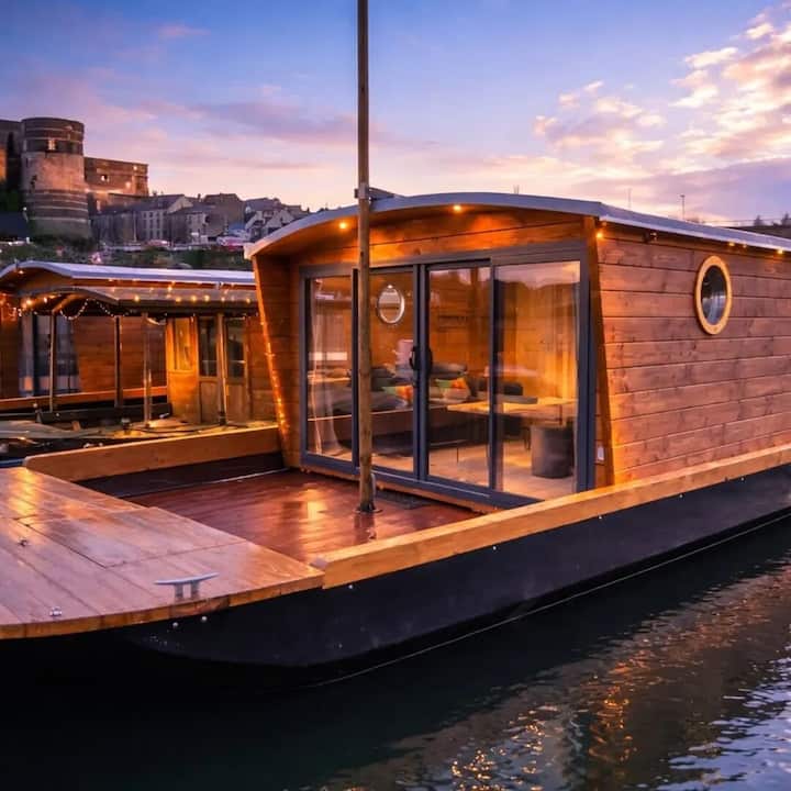Toue Belle De Maine - Bateau Face Château Angers - Saint-Barthélemy-d'Anjou