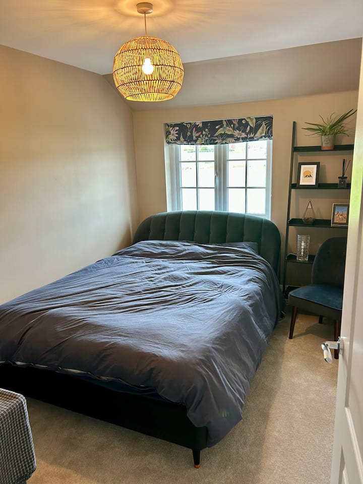 Modern Room With Private Bathroom & Garden Access - Ely