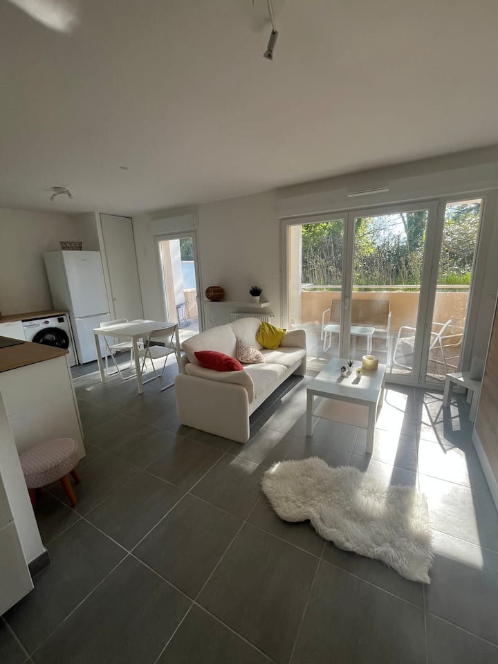 Rare ! Studio + Terrasse + Box + Climatisation - Orange