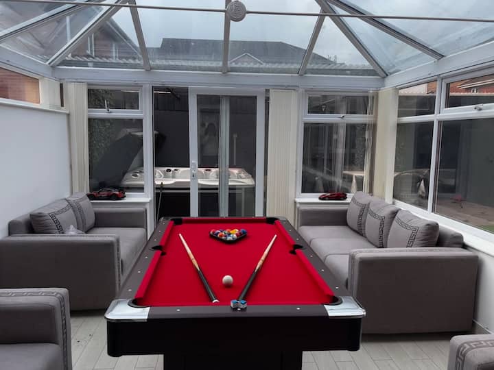 Iconic Space - Semi Detached /Jacuzzi & Pool Table - Cardiff