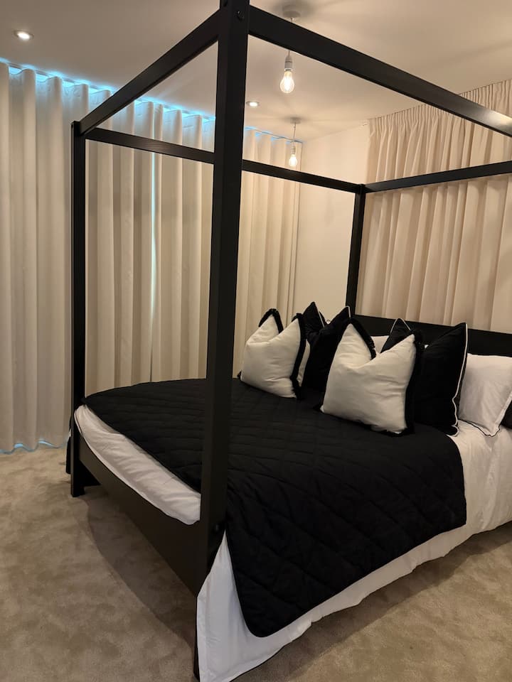 The Bold Abode | Hot Tub | Sauna | Games Room - Warrington